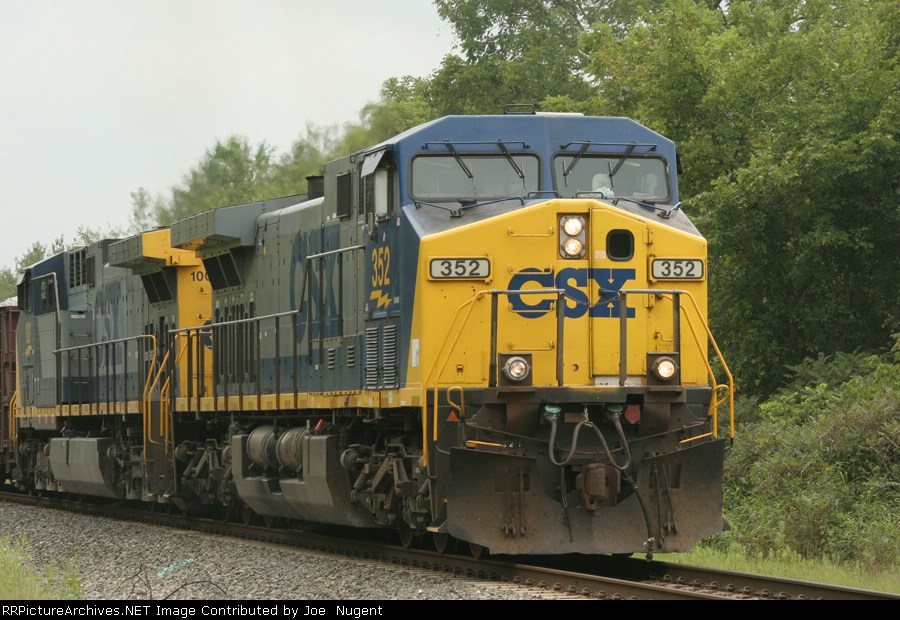 CSX 352 gets a Herzog ballast train on the roll again